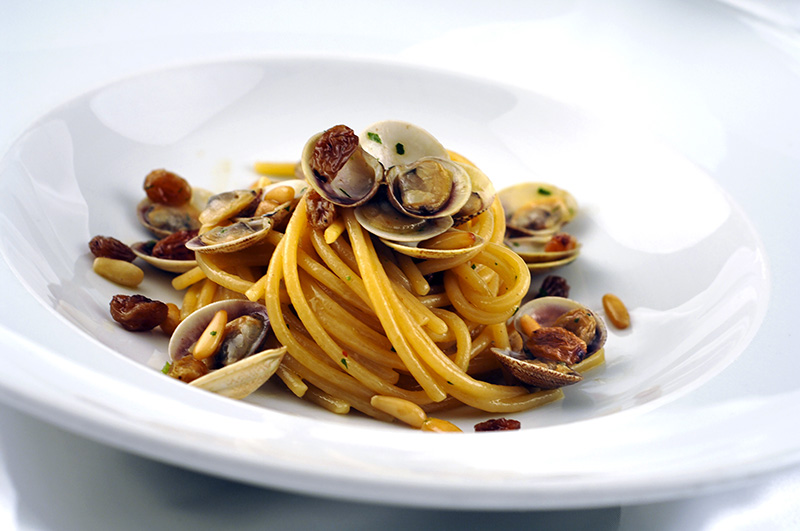 SPAGHETTI CON VONGOLE, UVETTA E PINOLI – DiCoppa&DiColtello